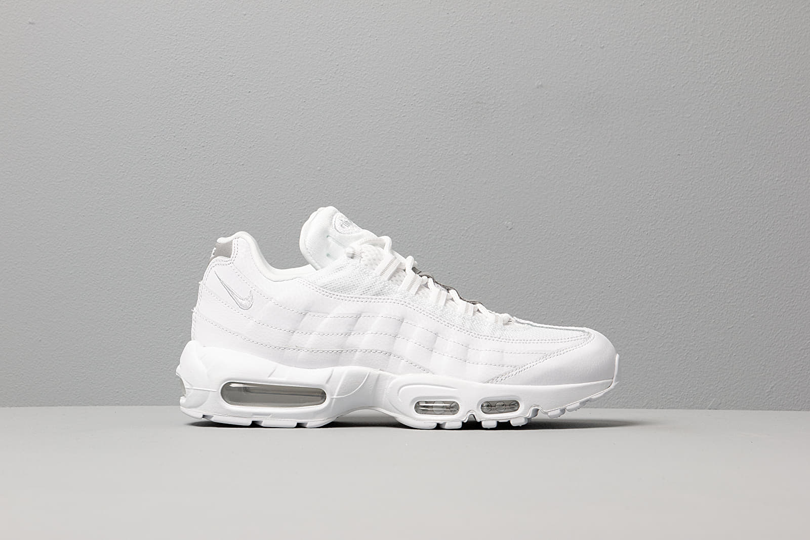 Cele mai bune modele de sneakers albi pentru ținuta zilnică | FTSHP blog